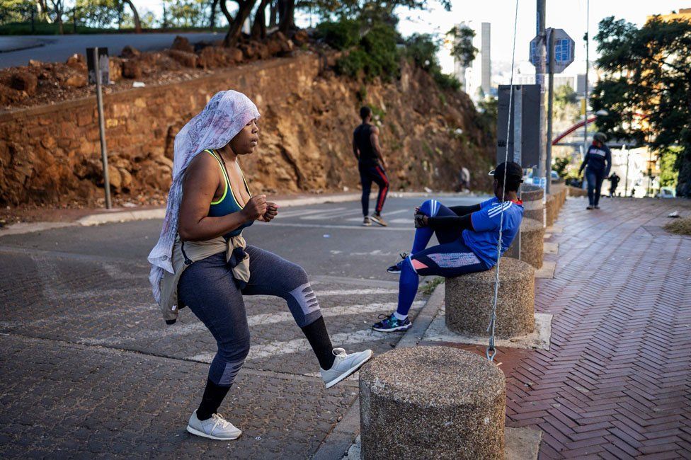 Coronavirus: South Africans exercise the freedom to jog - BBC News