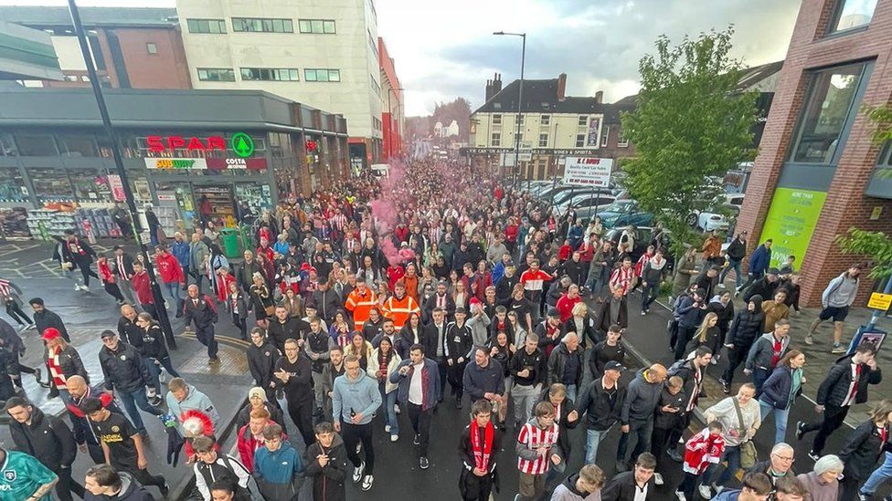 Sheffield United victory parade: Thousands of fans turn out - BBC News