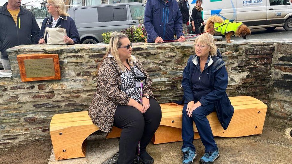 Benches made from iconic tree in Bude unveiled - BBC News