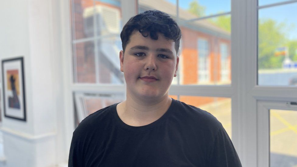 'Rwy'n cael cefnogaeth na ches i yn fy hen ysgol' - BBC Cymru Fyw