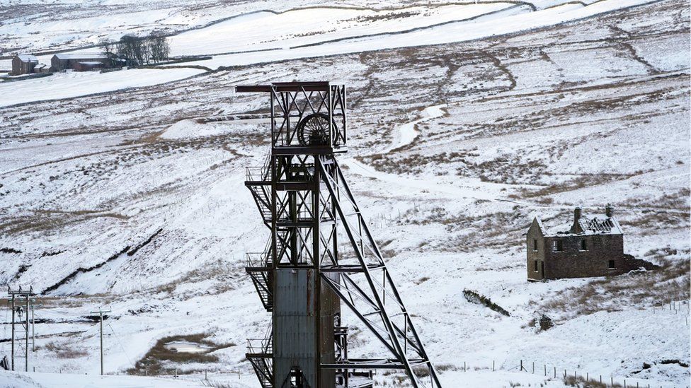 UK snow: Wintry scenes in North Pennines - BBC News