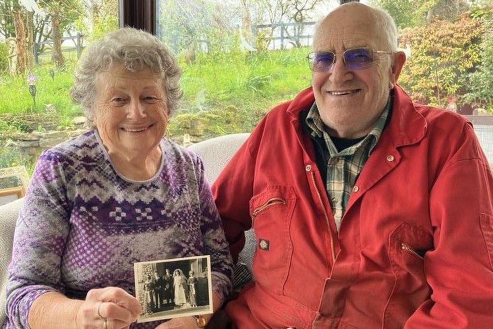 Dod o hyd i fodrwy goll ar ôl 54 mlynedd mewn cae - BBC Cymru Fyw