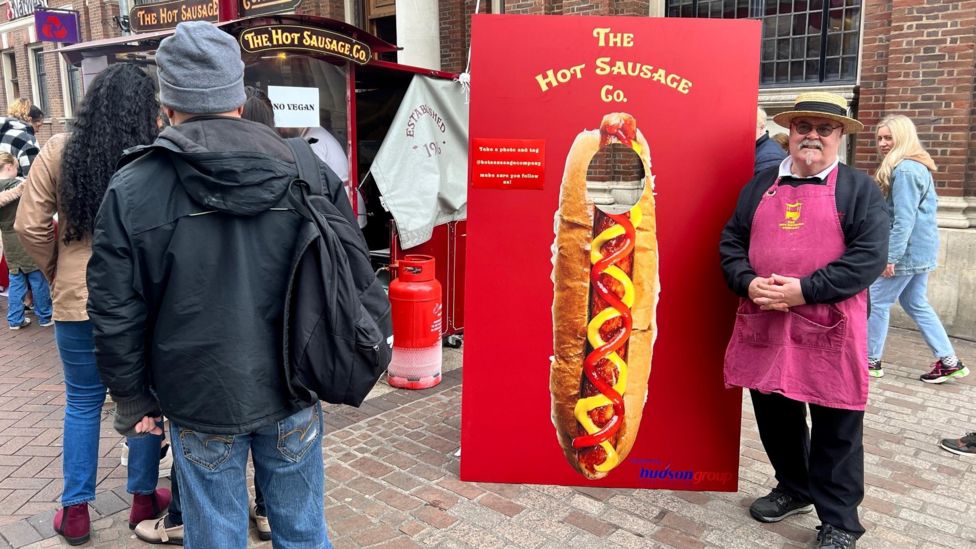 Ipswich trader hopes 1,000 hot dog giveaway will help boost town - BBC News