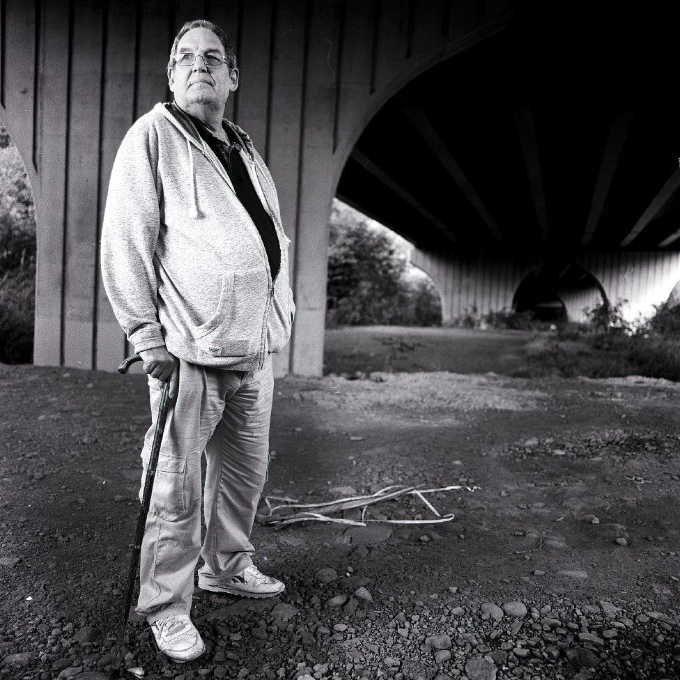 Photographer returns to south Wales mines after 1980s strike - BBC News