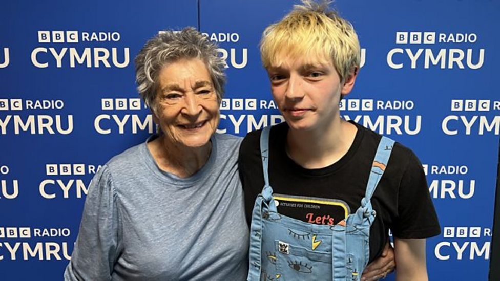 Cerys Hafana: 'O'n i byth yn ffitio mewn i'r bocs traddodiadol' - BBC ...