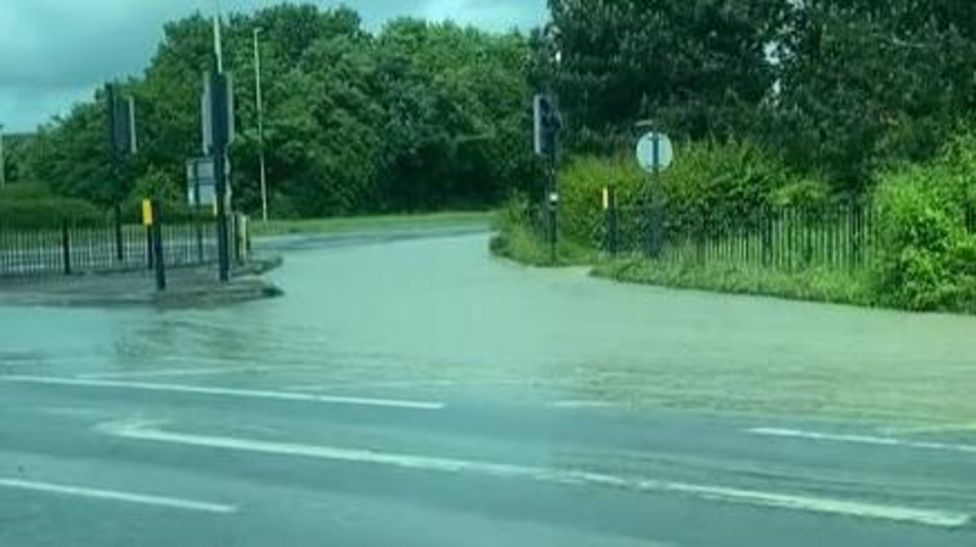 Swindon burst water main causing tailbacks - BBC News