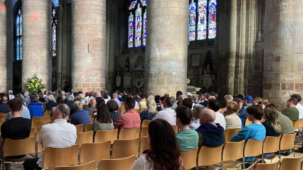 Political hustings across Gloucestershire attract hundreds - BBC News