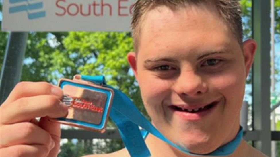 Duke of Edinburgh's Award: Swimmer from Surrey impresses royalty - BBC News