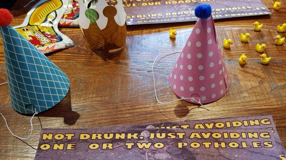 Gedling: Frustrated residents hold 'pothole party' at pub - BBC News