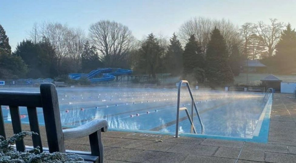 Guildford lido to close for winter to fix 'worsening leak' - BBC News
