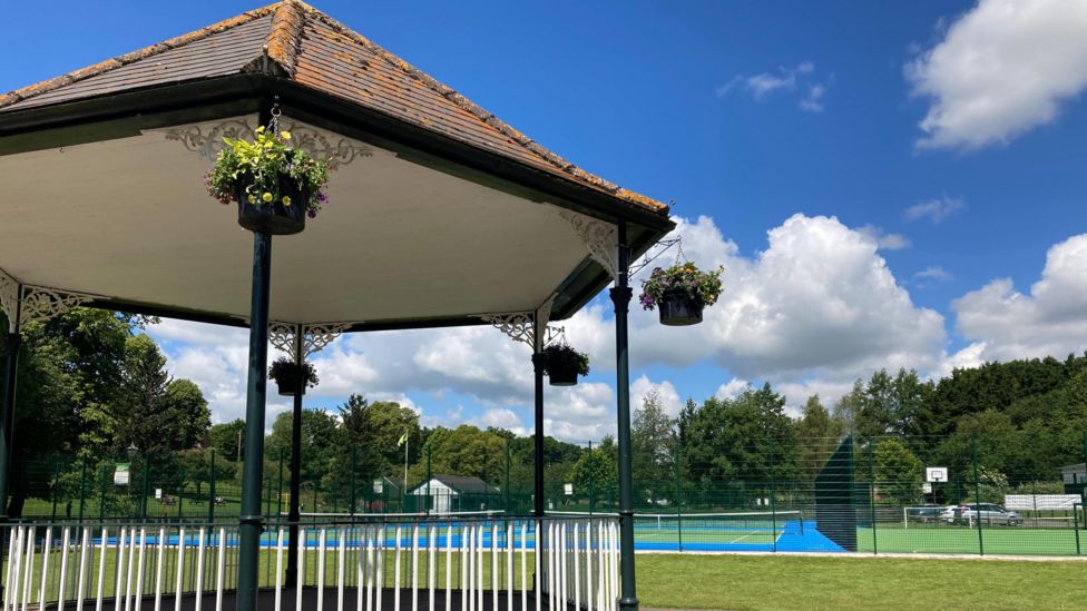 Warminster celebrates 100 years of lake pleasure grounds - BBC News