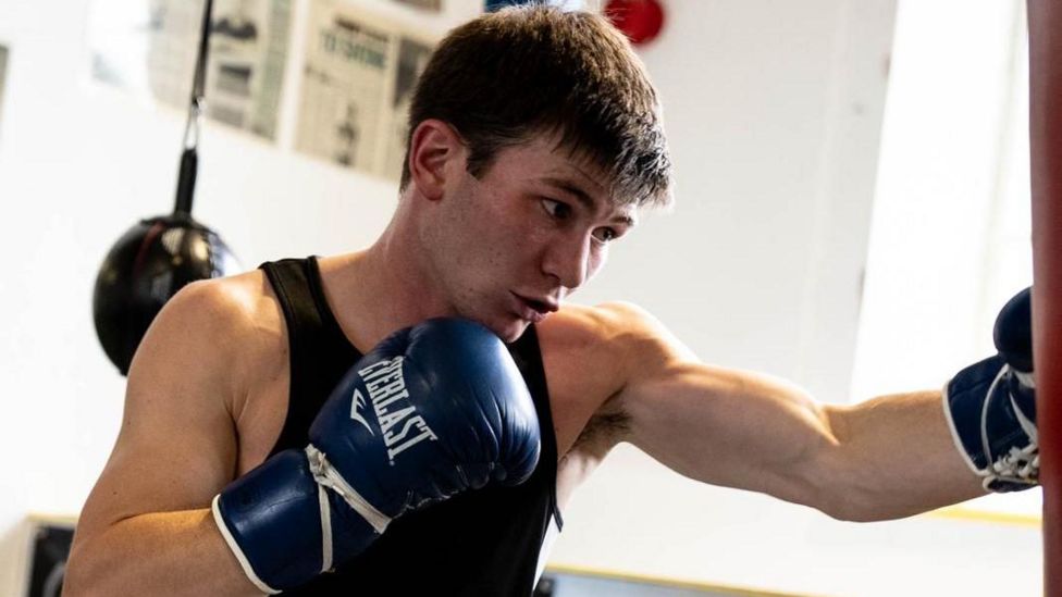 Edward Hardy: Boxing farmer swaps hay bales for haymakers - BBC News