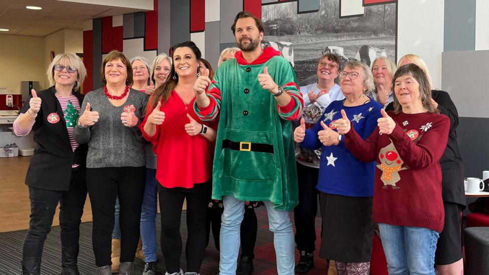 Choir of Carols sing Christmas carols together - BBC News