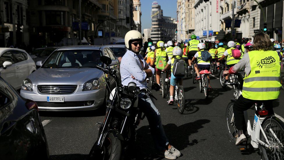 Huge traffic jams mar Madrid car-free day - BBC News
