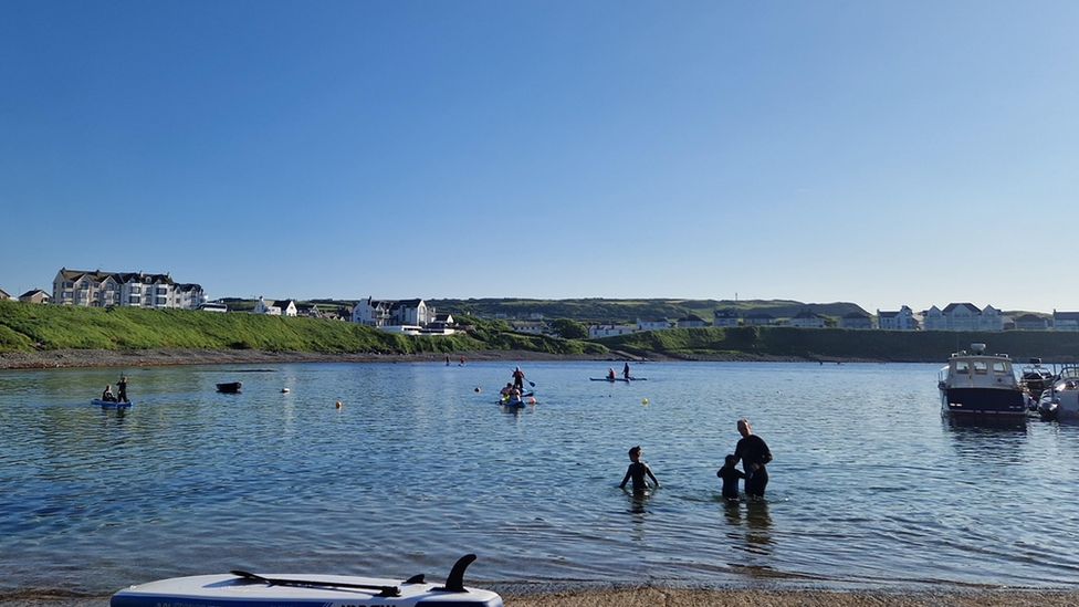 Northern Ireland enjoys blue skies and bright, sunny weather - BBC News