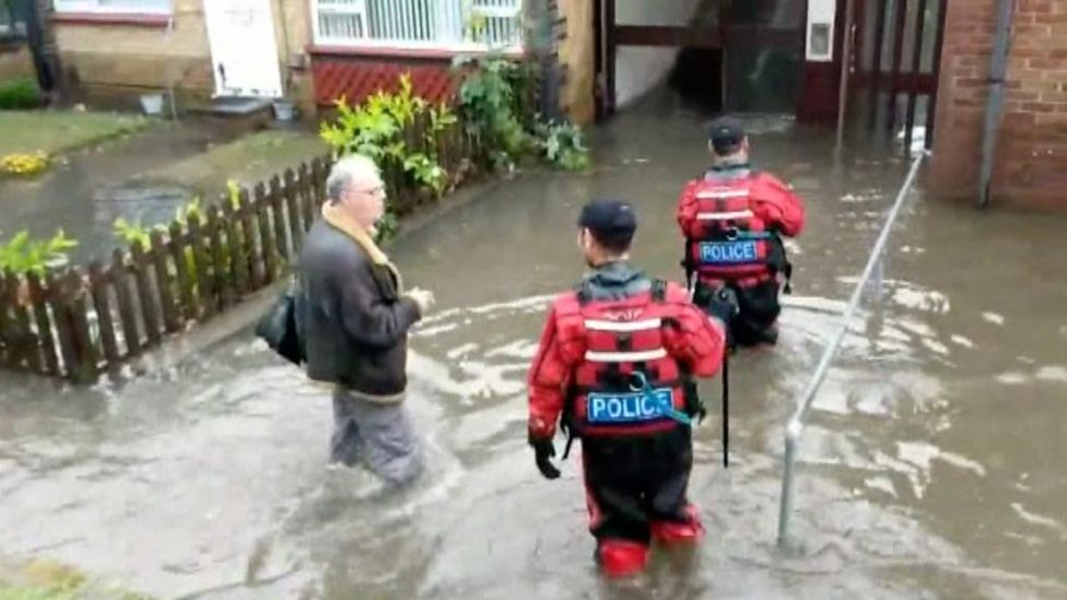 Warnings as flood risk remains in Kent and South East - BBC News