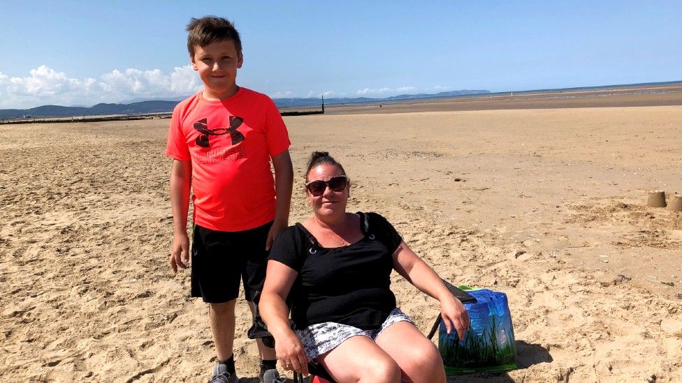 Covid: Will different Wales mask rules confuse tourists? - BBC News