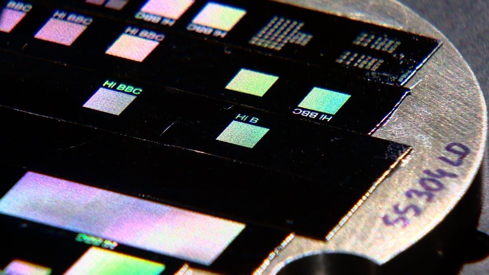Laser holograms to keep forgers at bay - BBC News