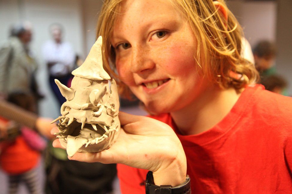 Behind the masks of Papua New Guinea's Asaro mud men - BBC News