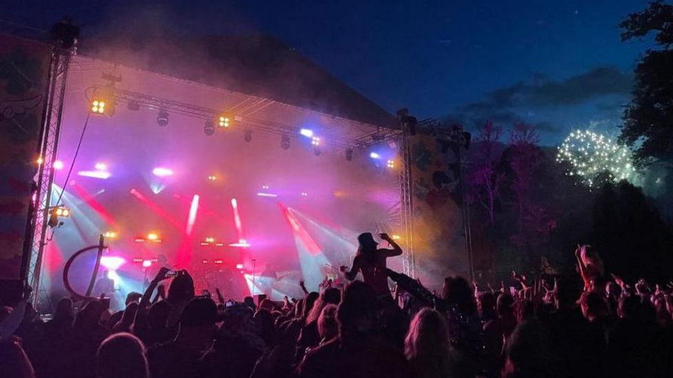 In pictures: Highlands' 20th Belladrum Tartan Heart Festival - BBC News