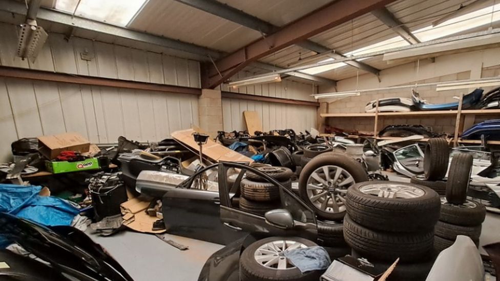 Police officers hurt during suspected Cradley Heath chop shop raid - BBC News