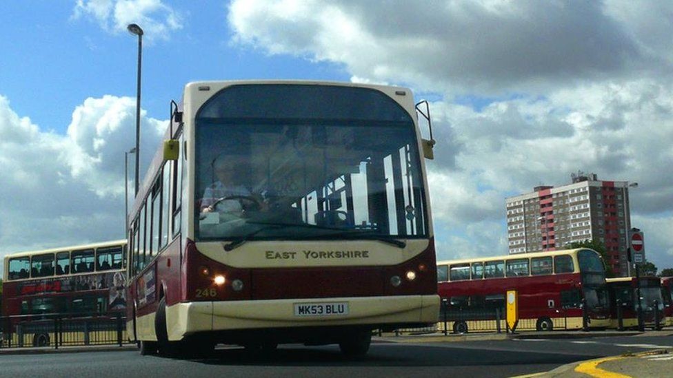 Bus driver foils break-in in East Yorkshire - BBC News