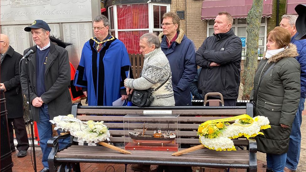 Hull memorial service marks anniversary of trawlermen’s deaths - BBC News