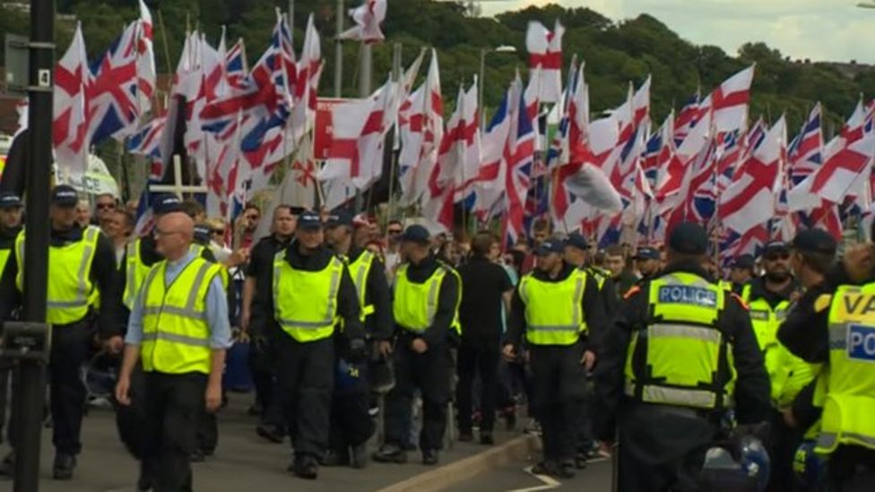 Three arrests at Luton Britain First march and counter-protest - BBC News