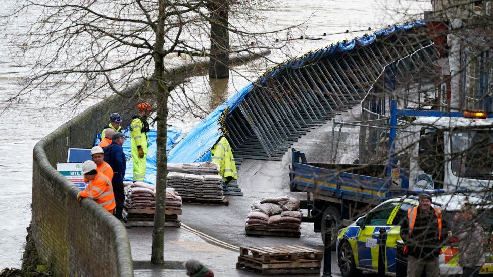 Flood barriers deployed amid rising Severn levels - BBC News