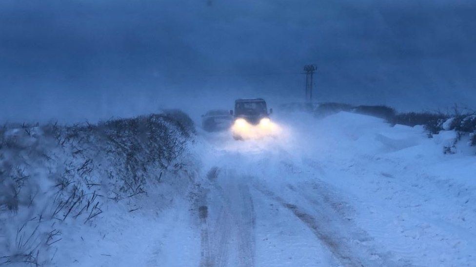 Newlyweds get stuck in snow at Devon rest centre - BBC News