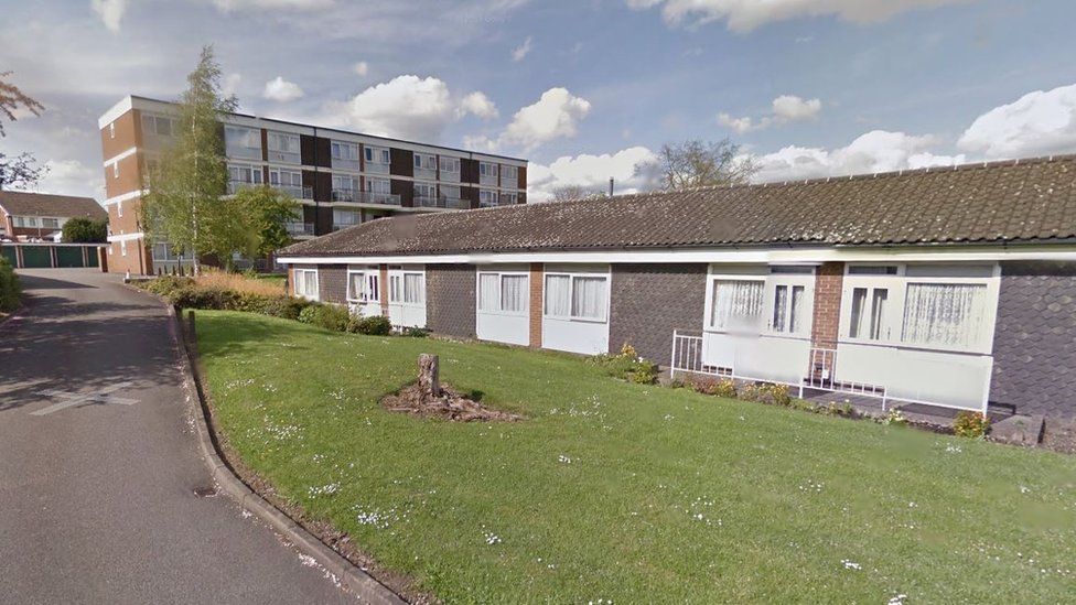 Manslaughter arrest after body found in Nuneaton - BBC News