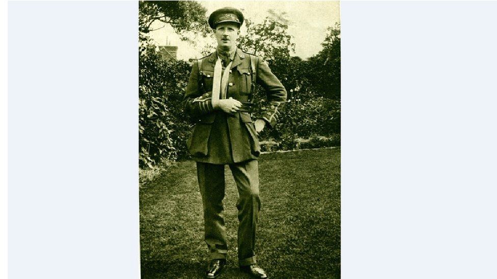 Edgar Mobbs: Events mark Passchendaele hero's death - BBC News