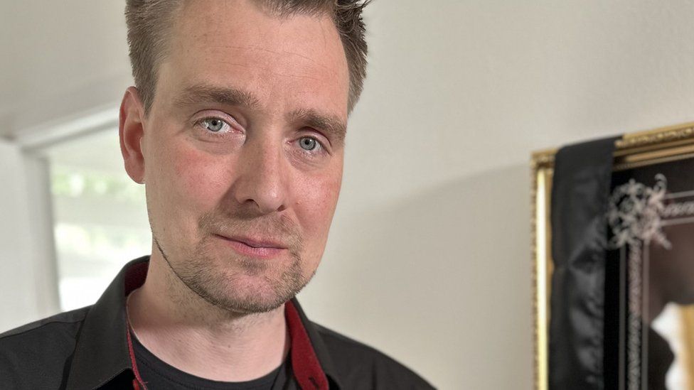 Widower asked to leave Glasgow flat weeks after wife's death - BBC News