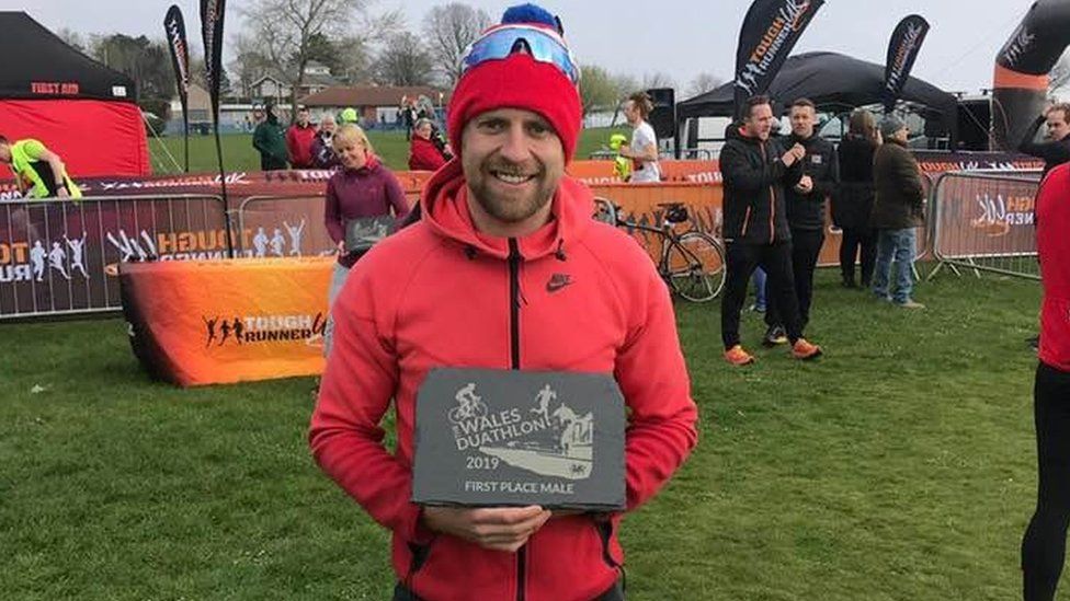 Wythnos Atal Hunanladdiad: 'Angen gofod i rannu gofid' - BBC Cymru Fyw