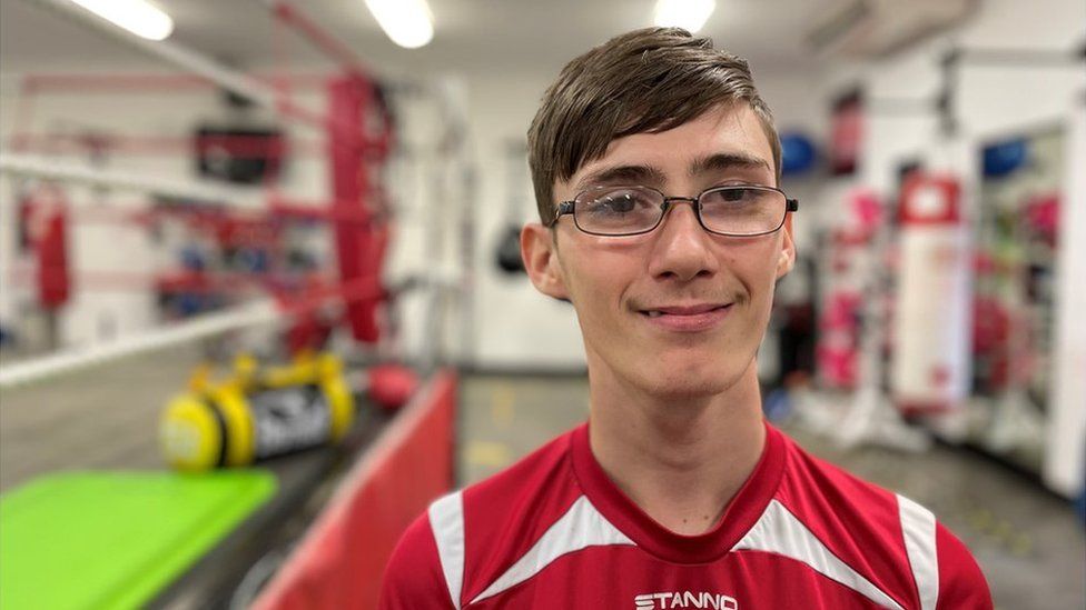 Covid vaccine: Young people at serious Covid risk - health boss - BBC News