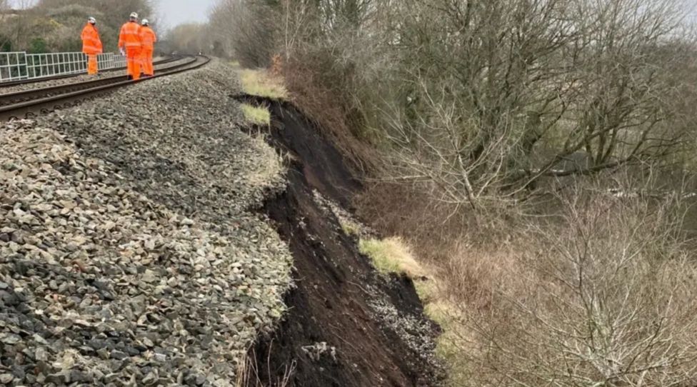 Shropshire: Railway repair team faces huge embankment challenge - BBC News