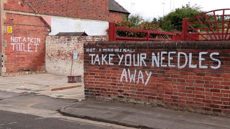 Anti-drug graffiti appears in Reading - BBC News