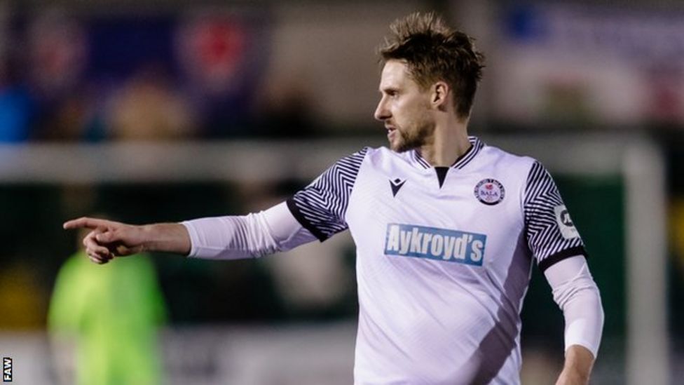 David Edwards: Ex-Wales midfielder agrees new Bala Town deal - BBC Sport