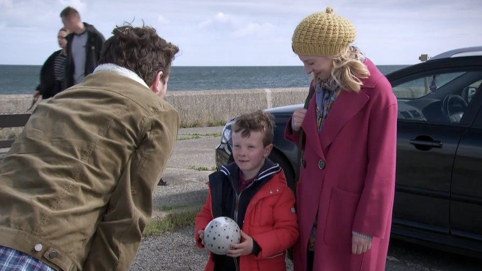 Ateb y Galw: Yr actores Ceri Elen - BBC Cymru Fyw