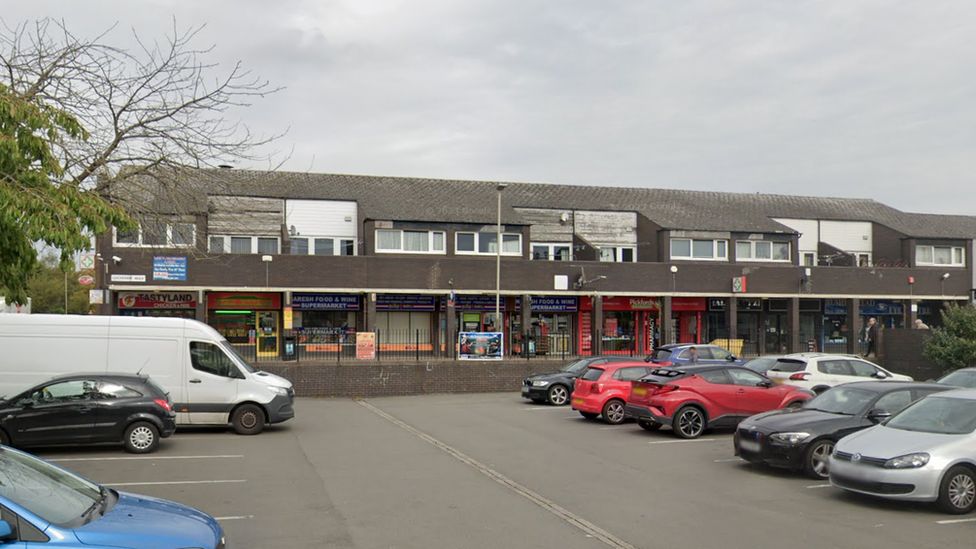 Police charge teenager after stabbing in Leicester - BBC News