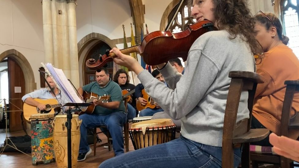 Orchestra provides 'musical home' for Bristol refugees - BBC News