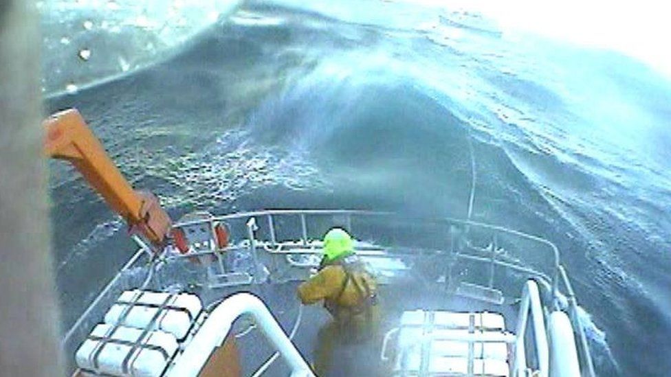 Thurso Lifeboat in nine-hour storm-hit rescue - BBC News