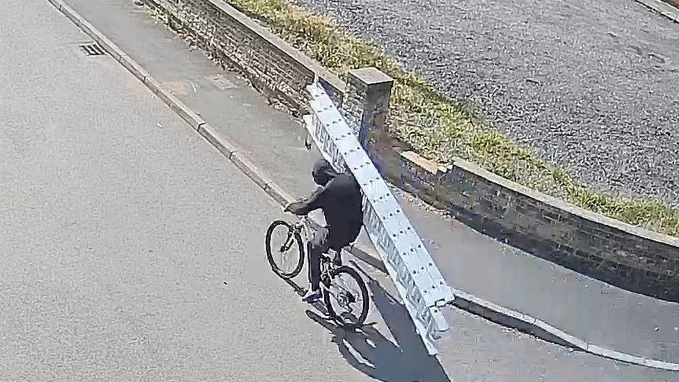 Police take steps to trace Worksop ladder theft suspect - BBC News