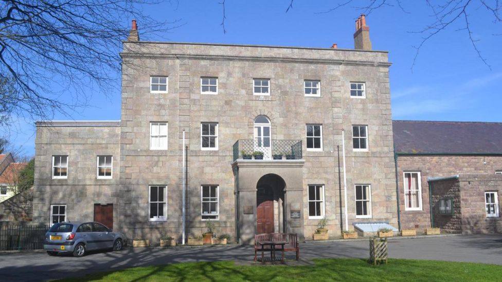 Alderney to hold three elections in 2022 - BBC News