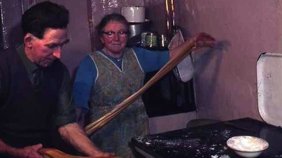 O ŵyddau bras, i gyflaith a chwrw bach - BBC Cymru Fyw