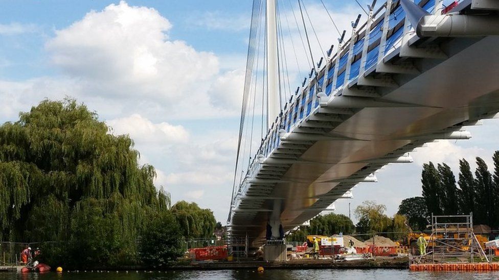 Reading Thames bridge for pedestrians and cyclists opens - BBC News