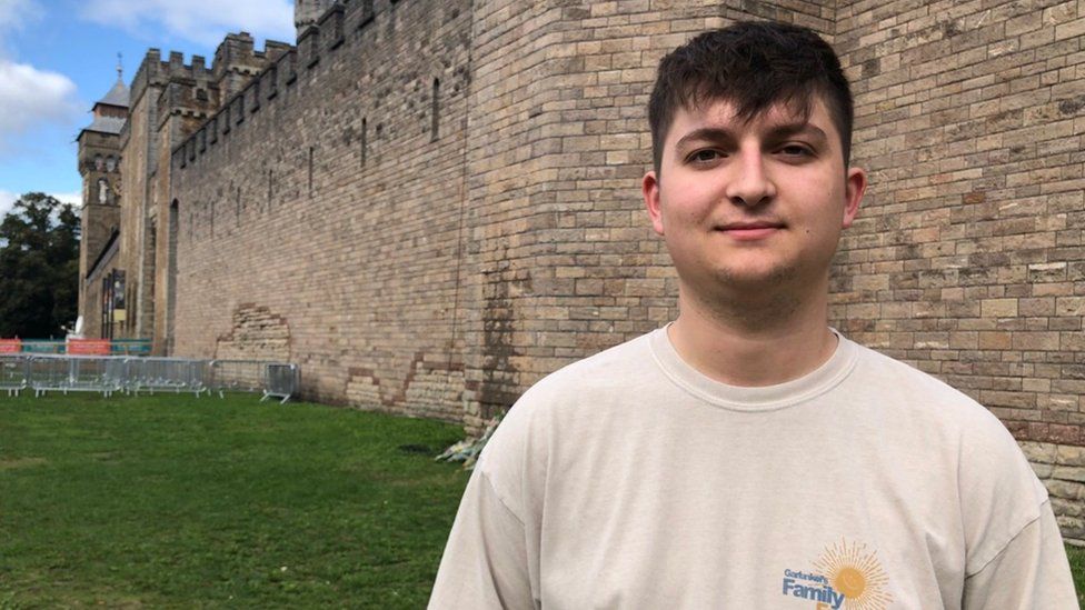 Torfeydd yn cyfarch Brenin Charles III yng Nghaerdydd - BBC Cymru Fyw