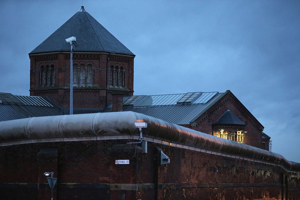 'The prisoners can sense your fear' - BBC News