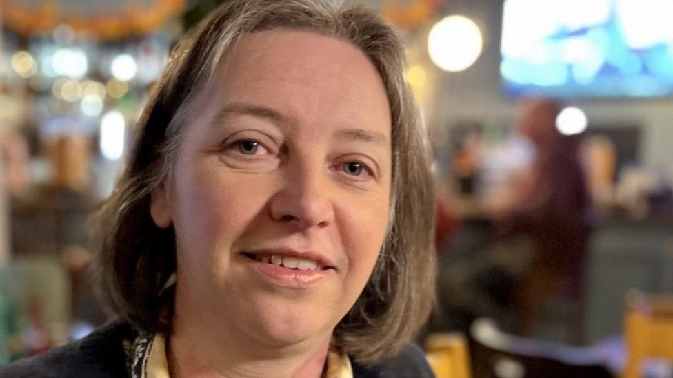 Essex mother 'may go hungry' to save money to feed children - BBC News