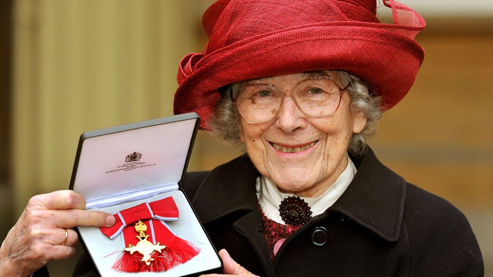 Judith Kerr wins lifetime achievement award - BBC News